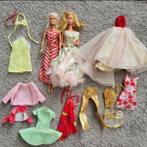 Mattel | Toys | Vintage 966 Mattel Barbies With Dresses And Accessories ...